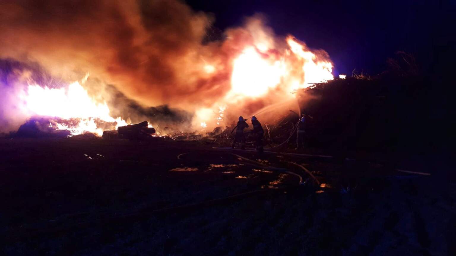 Pali się wielka "styrta" (ZDJĘCIA) AKTUALIZACJA - OSTROW24.tv - Ostrów ...